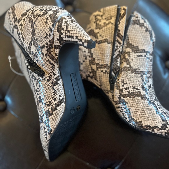 Worthington | Shoes | Cool Lizard Print Pointy Toe Booties Super Cool ...